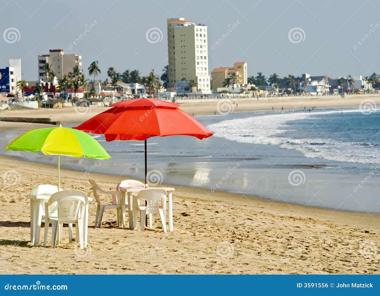Semester arkivfoto. Bild av paraply, väder, strand, semesterort - 3591556