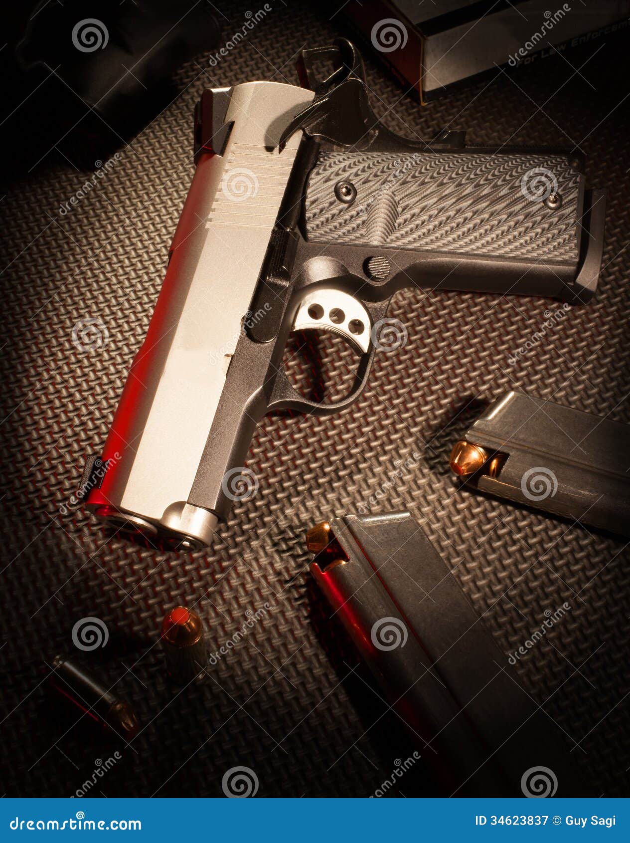 Semi automatisch pistool stock afbeelding. Image of vuurwapen - 34623837