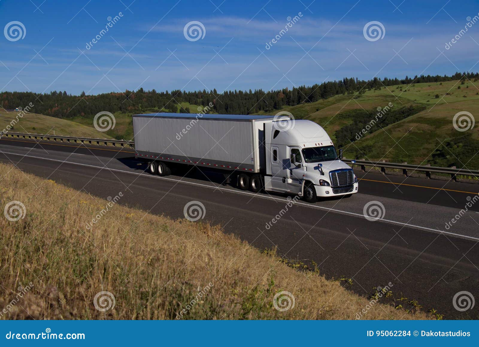Semi-camion Blanc De Freightliner/remorque Blanche Image stock ...