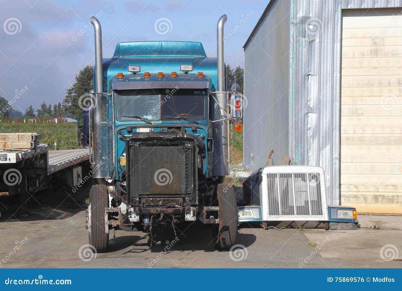 Semi Camion Et Capot De Remorque Photo stock - Image du installation ...