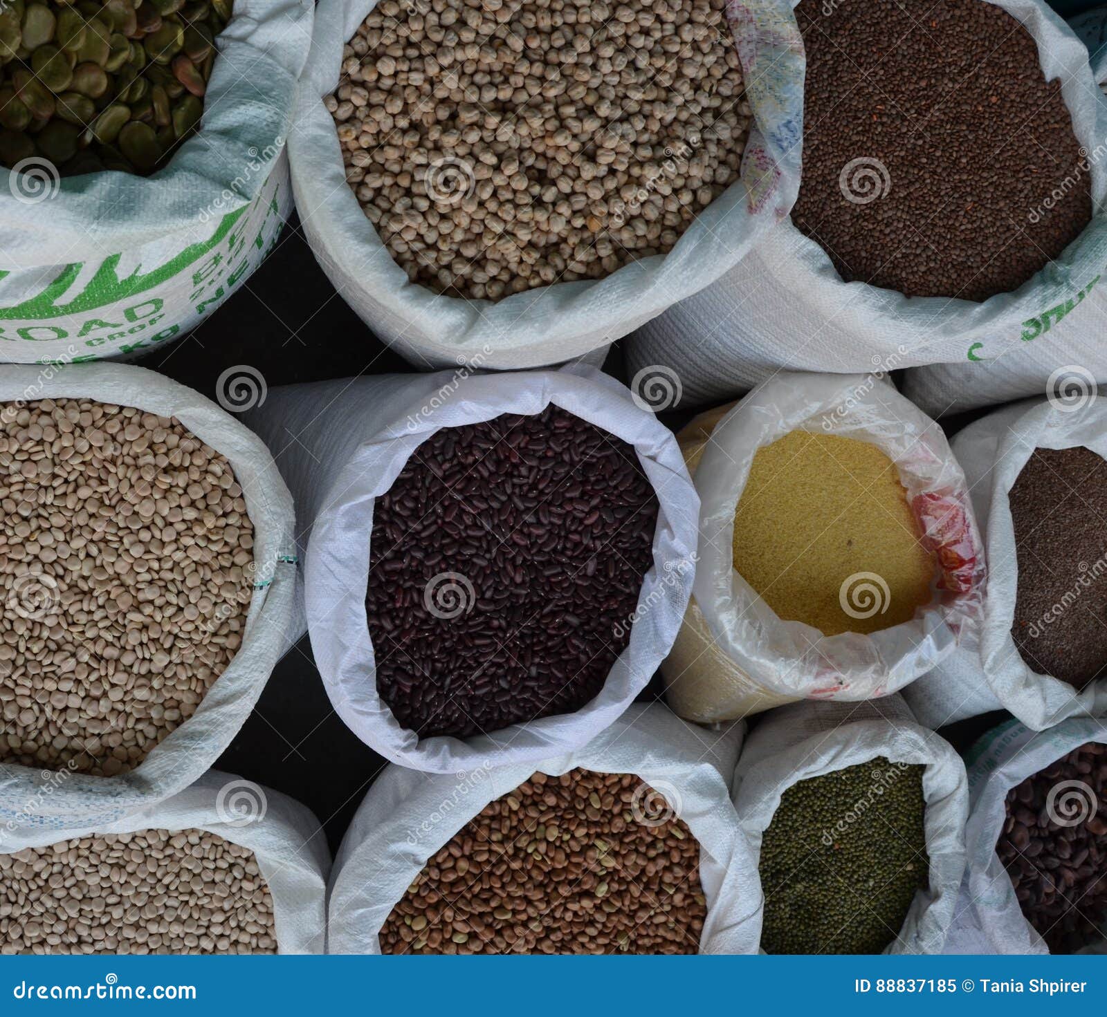 Semi in Grandi Sacchi Nel Mercato Immagine Stock - Immagine di pattino ...