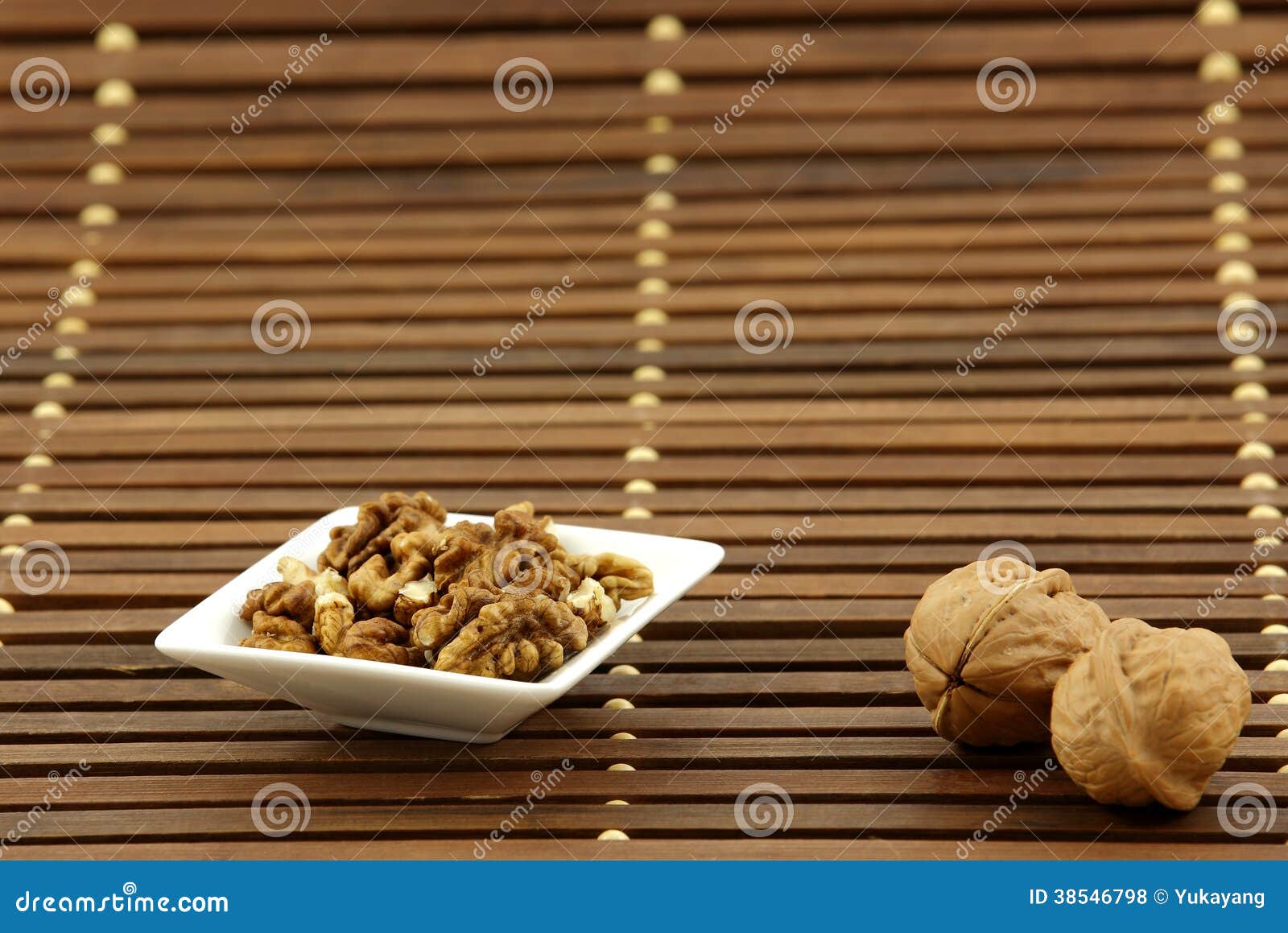 Semilla De La Nuez Y Dos Wanuts Foto de archivo - Imagen de germen ...