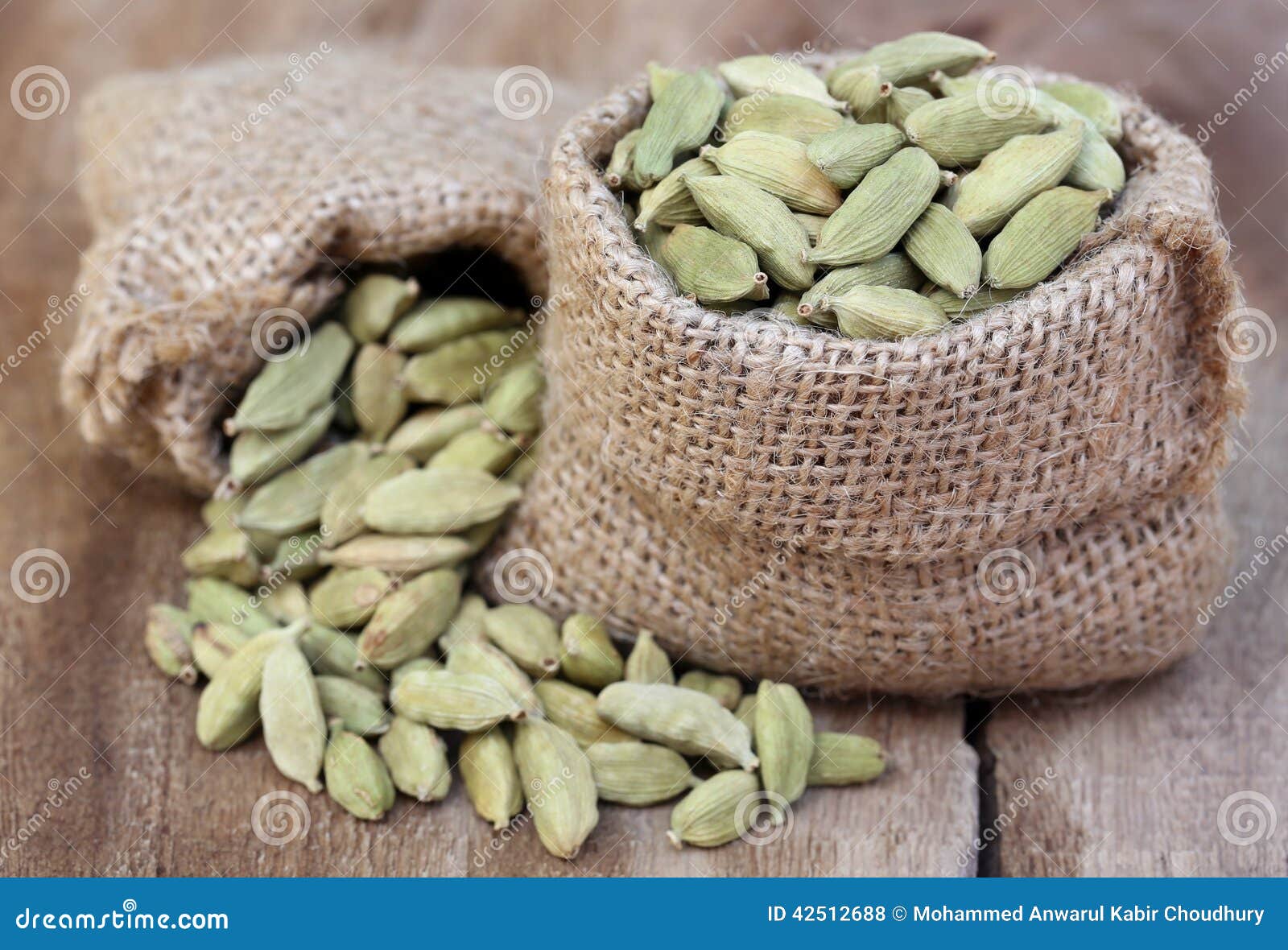 Semilla Del Cardamomo En Saco Foto de archivo - Imagen de crudo ...