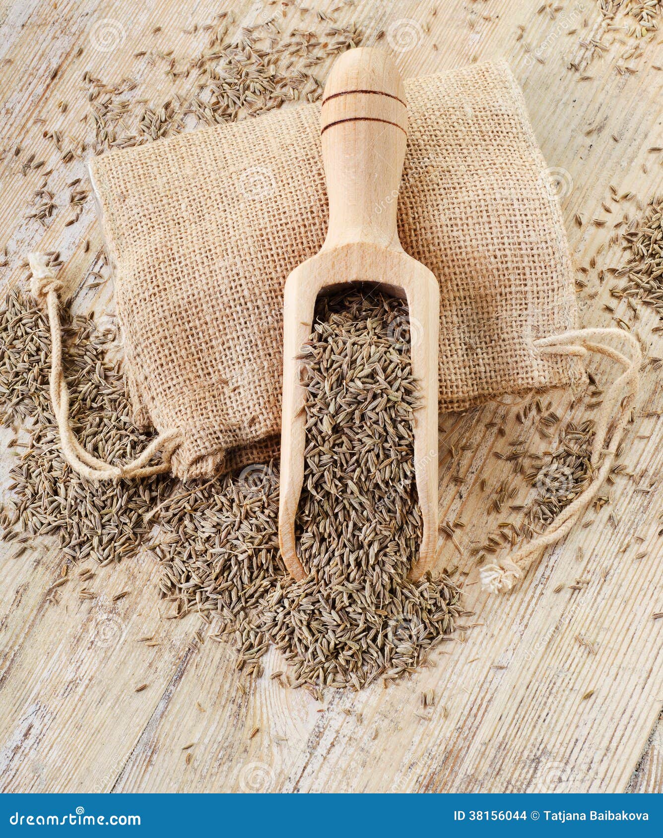 Semillas De Comino En Cucharada De Madera Foto de archivo - Imagen de ...