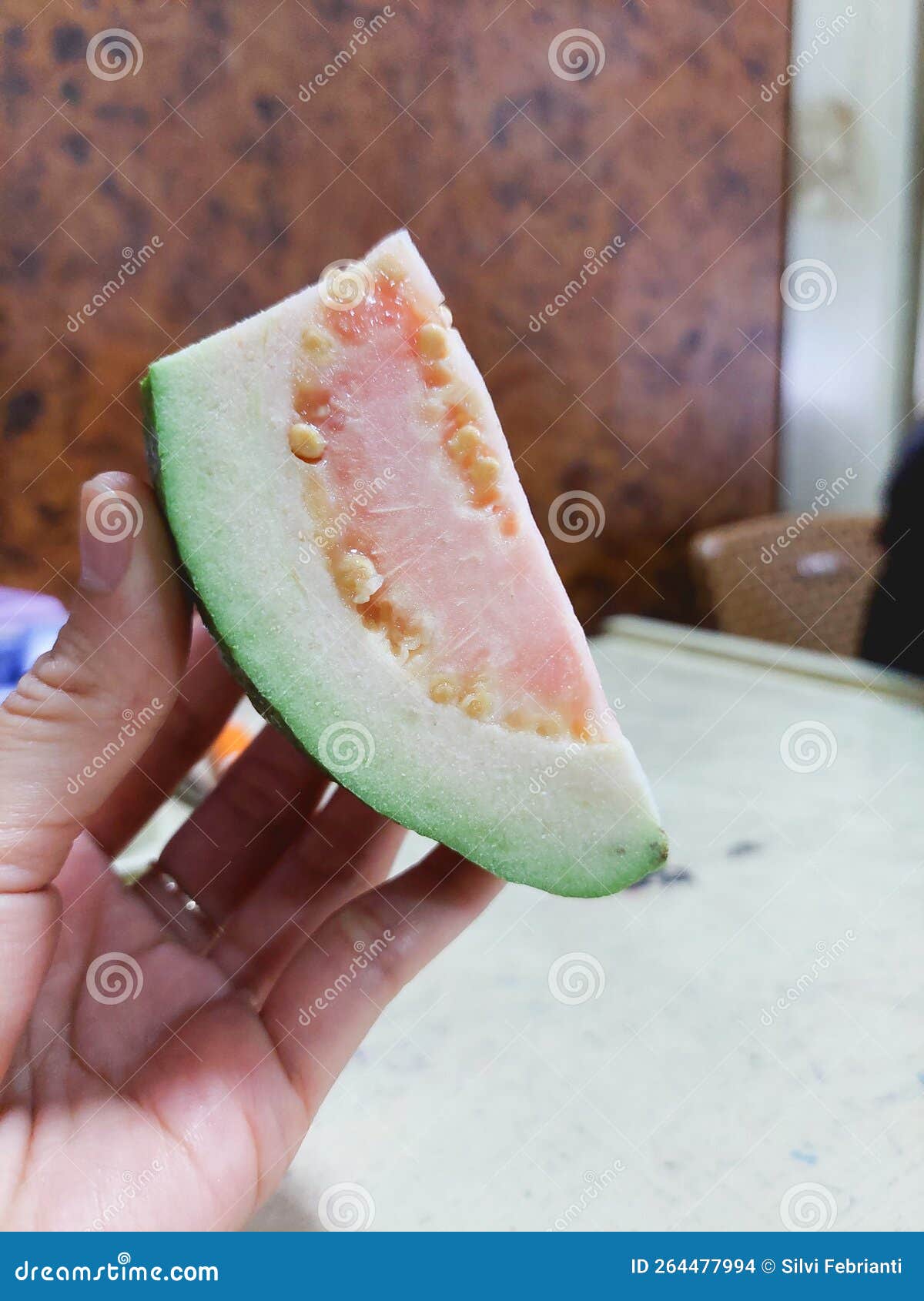 Semillas de guayaba rosa foto de archivo. Imagen de coctel - 264477994