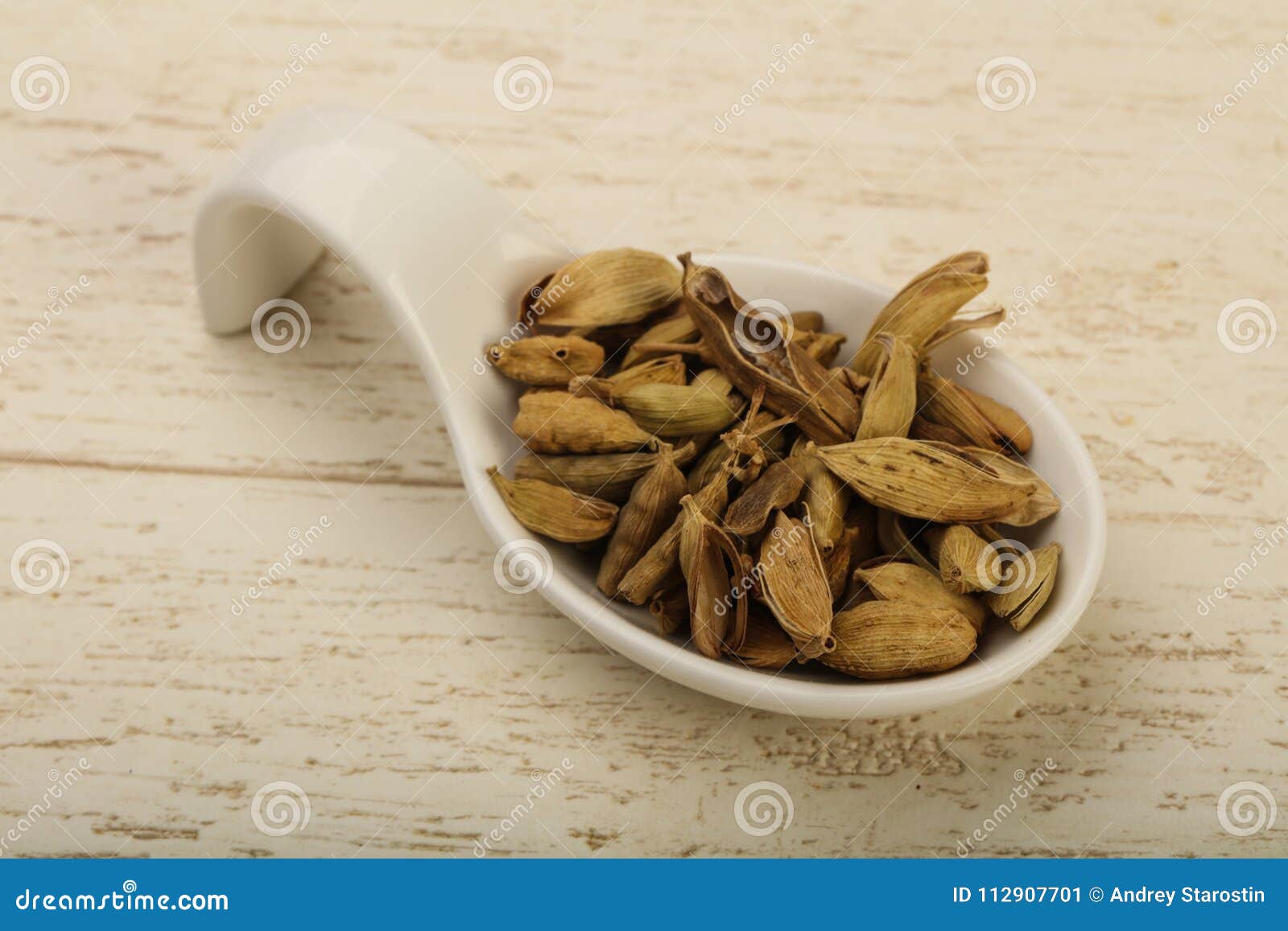 Semillas Secas Del Cardamomo Imagen de archivo - Imagen de fondo ...