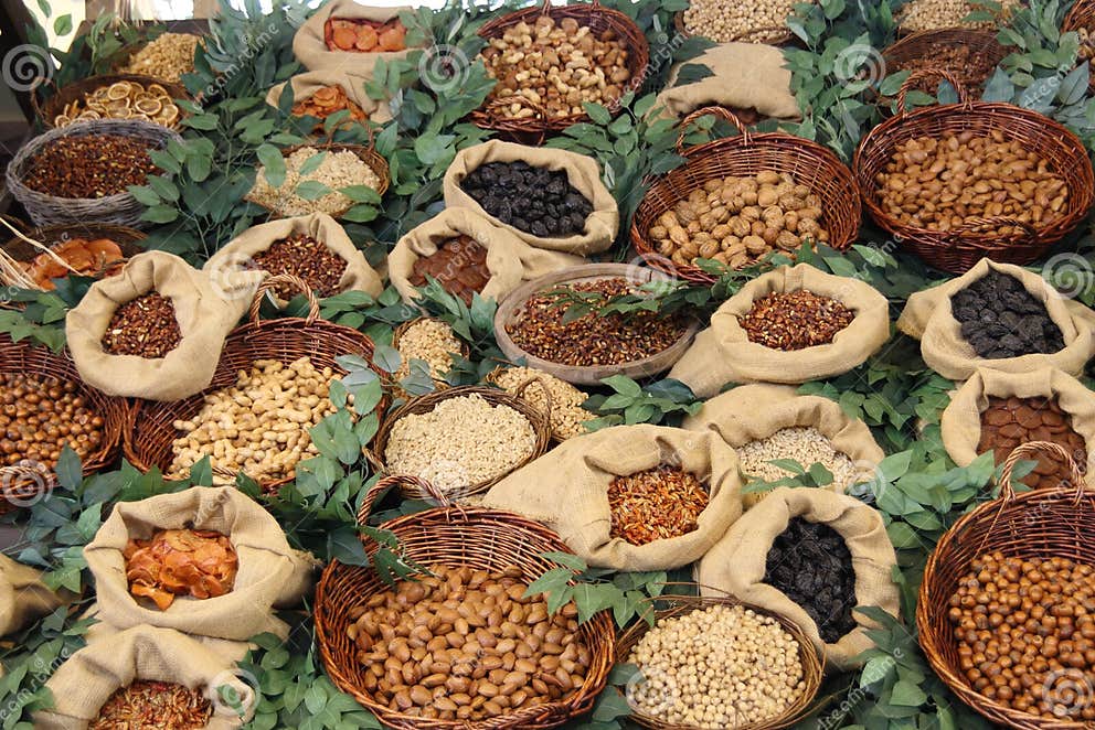 Semillas y frutos secos foto de archivo. Imagen de cestas - 59679324