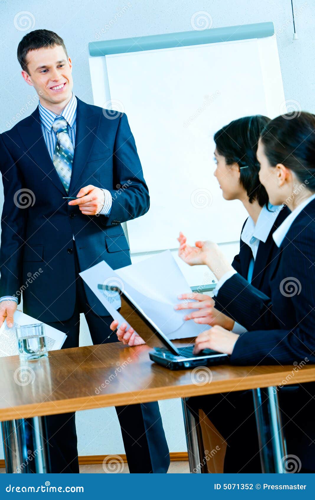 Am Seminar stockfoto. Bild von aufgabe, glas, betrieb - 5071352