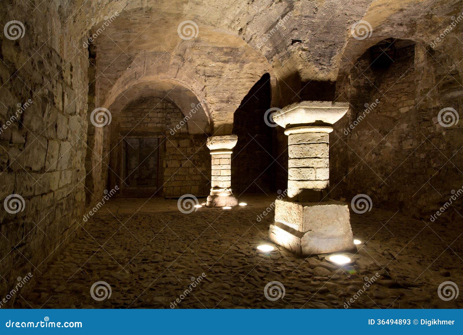 Seminterrato del castello immagine stock. Immagine di fronte - 36494893