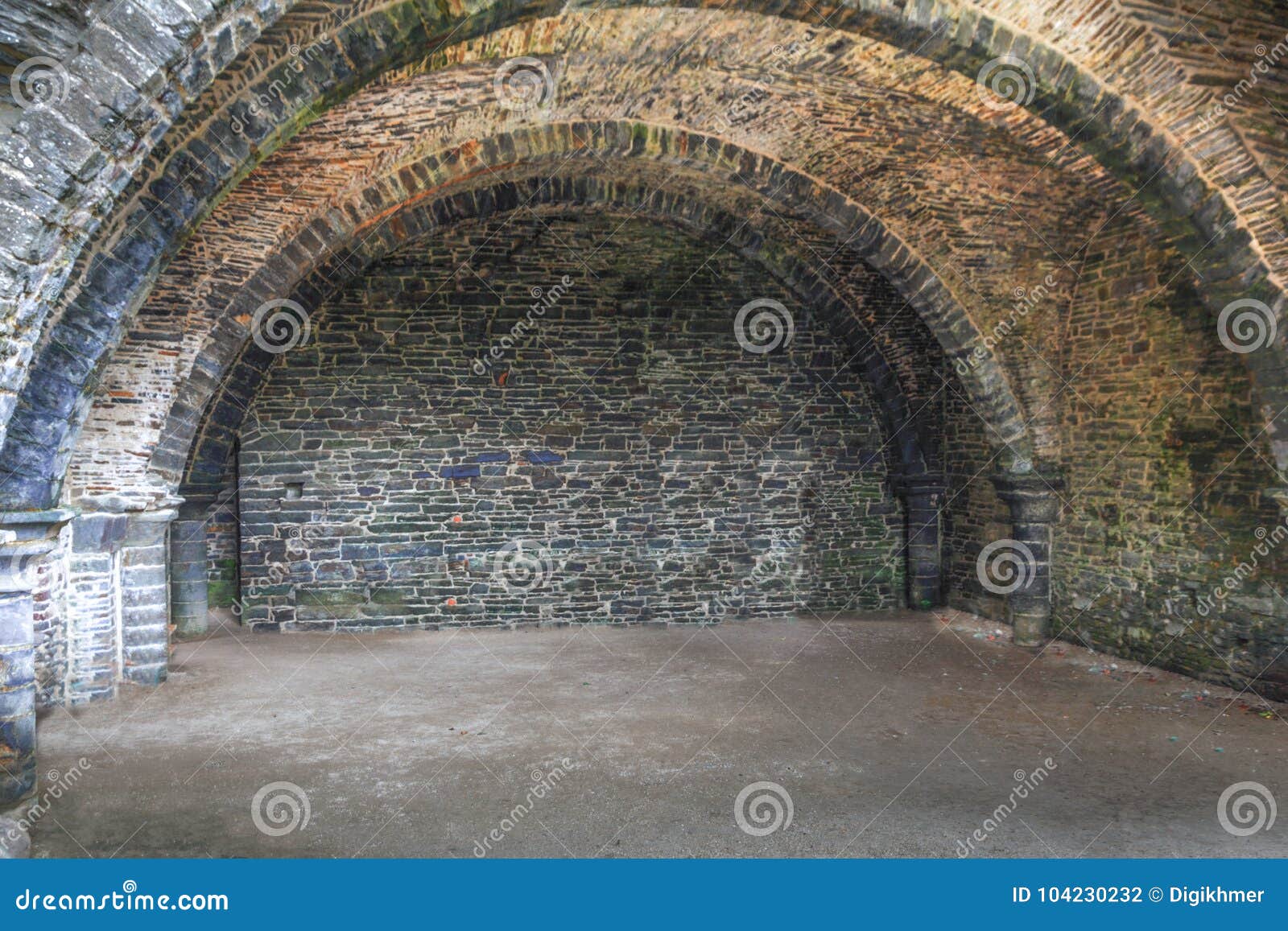 Seminterrato Terrificante Del Castello Fotografia Stock - Immagine di ...