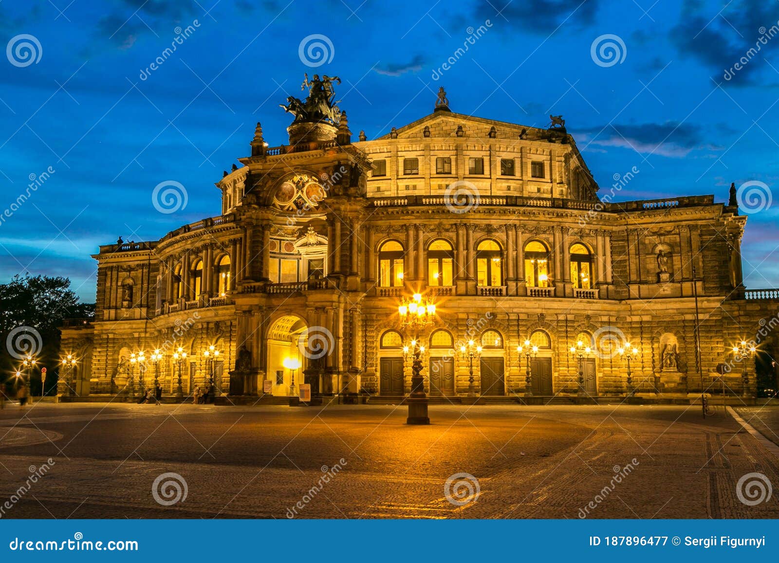 Semiopera a Dresda immagine stock. Immagine di festa - 187896477