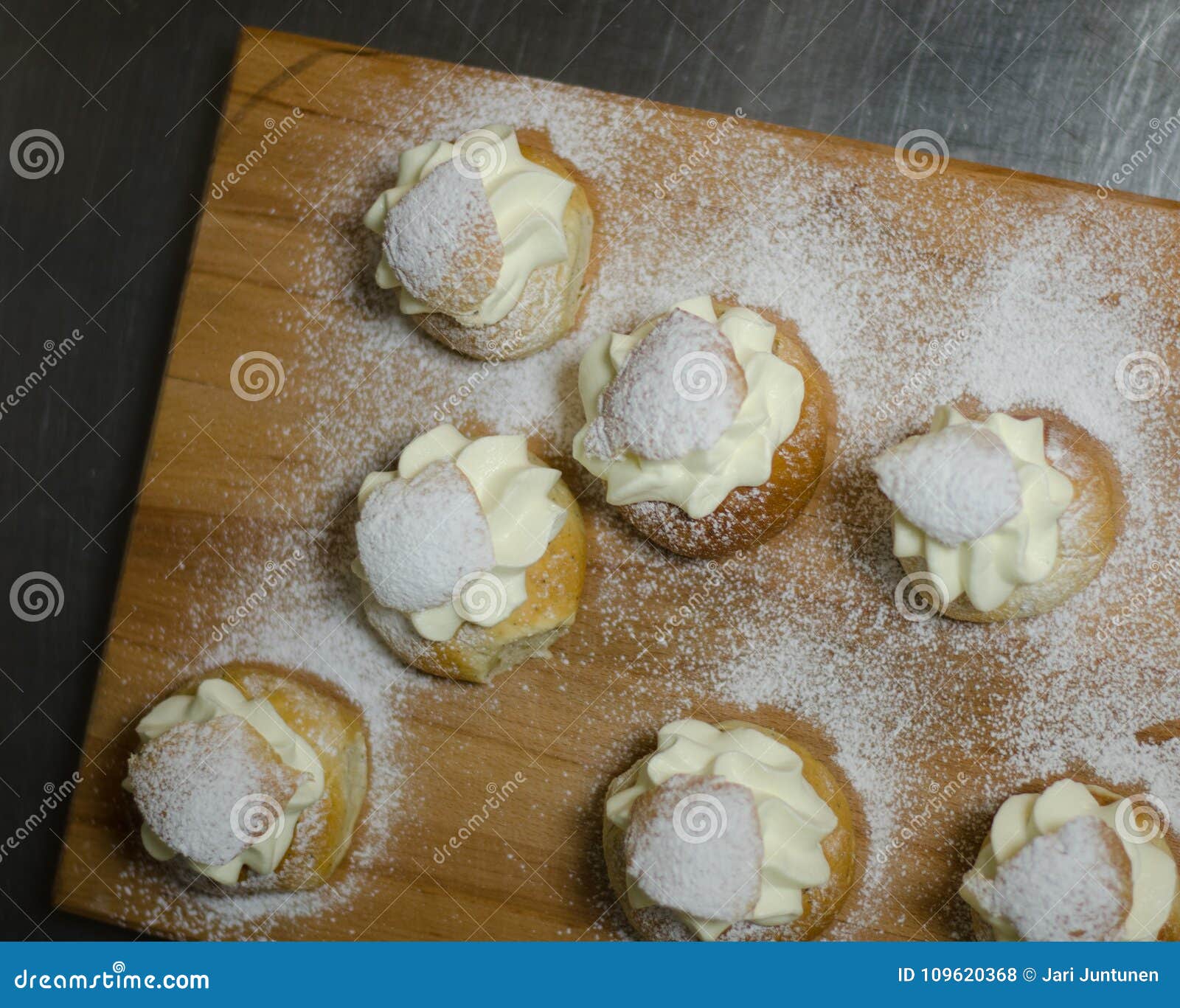 Semla - Traditionell Svensk Bulle Arkivfoto - Bild av rulle, kräm ...