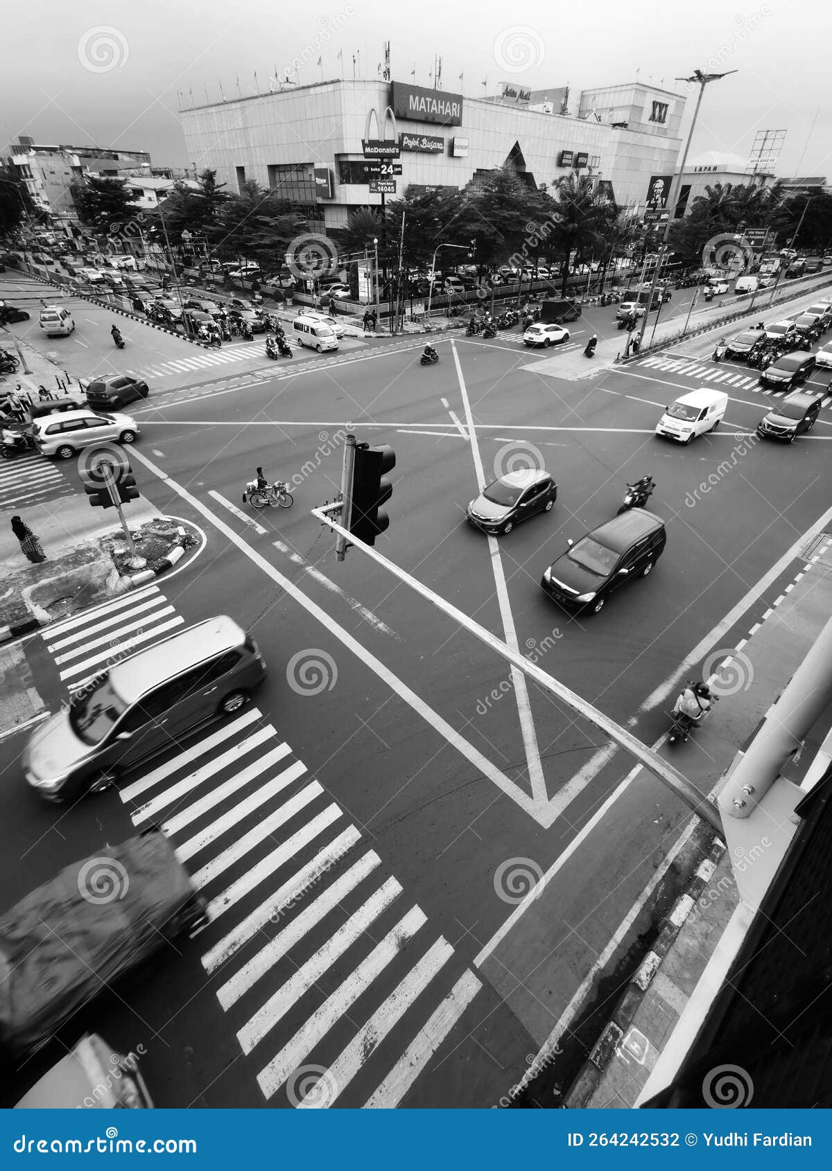 Semáforo preto-e-branco foto de stock. Imagem de infraestrutura - 264242532
