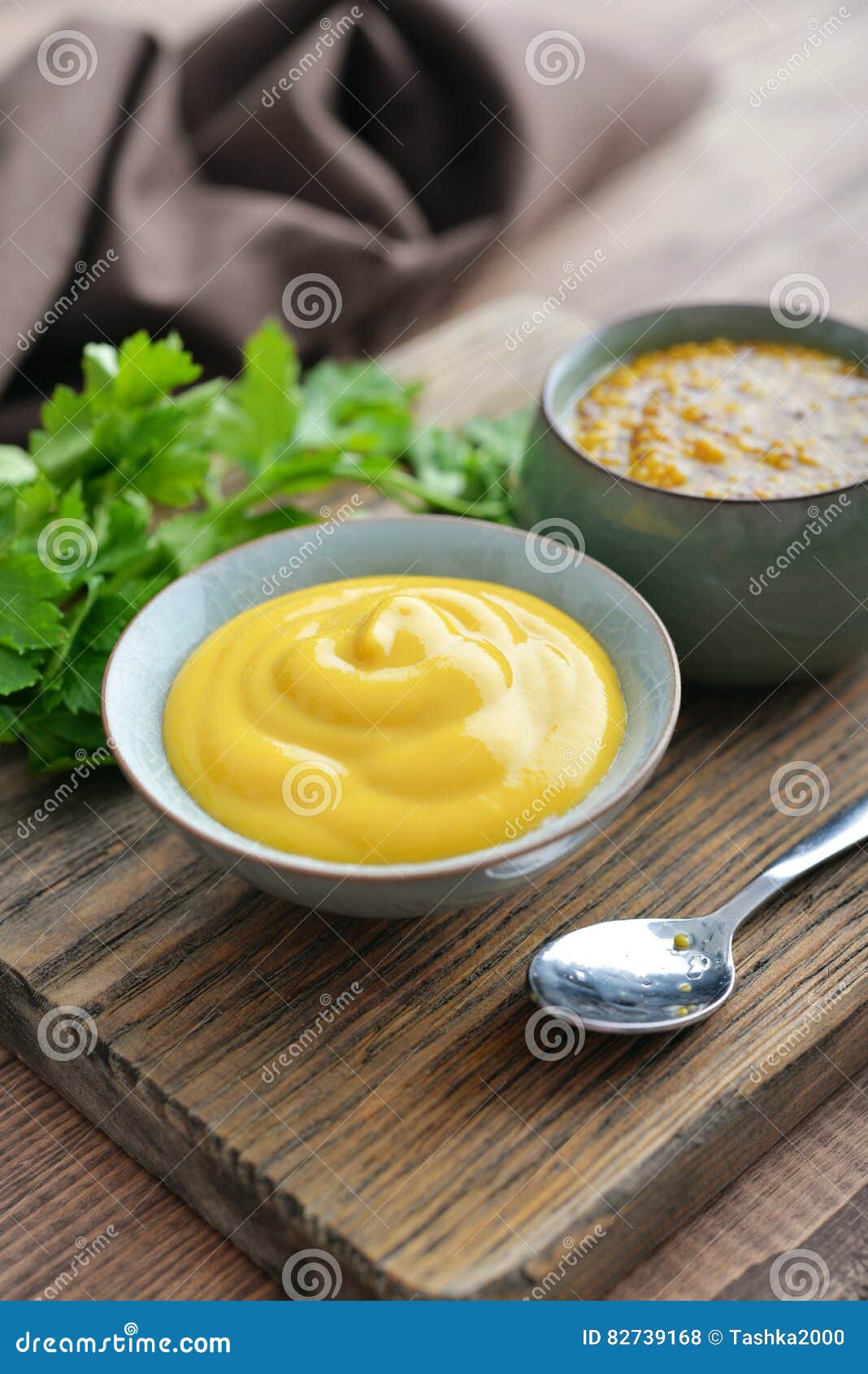 Senap i sortimentet arkivfoto. Bild av anstrykning, bakgrund - 82739168