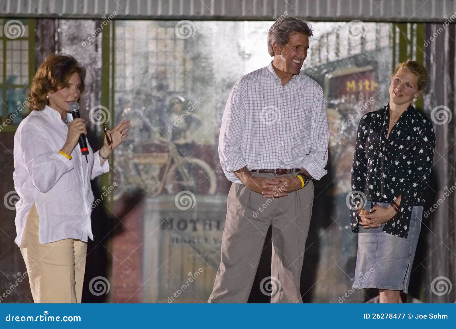 Senator John Kerry and Family Editorial Photography - Image of support ...