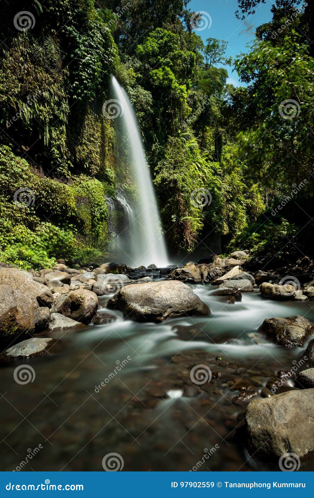 Sendang Gile Waterfall imagen de archivo. Imagen de atontamiento - 97902559