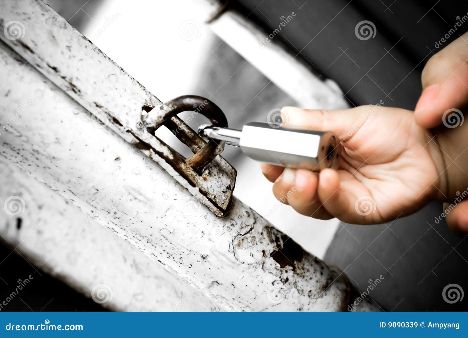 Sendo travado acima imagem de stock. Imagem de fechamento - 9090339