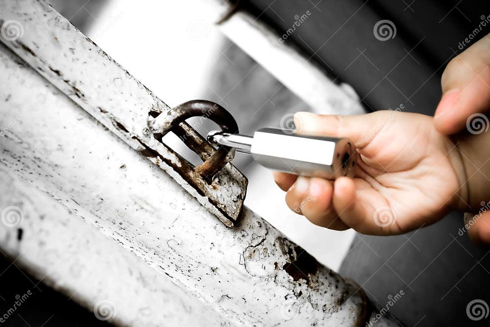 Sendo travado acima imagem de stock. Imagem de fechamento - 9090339