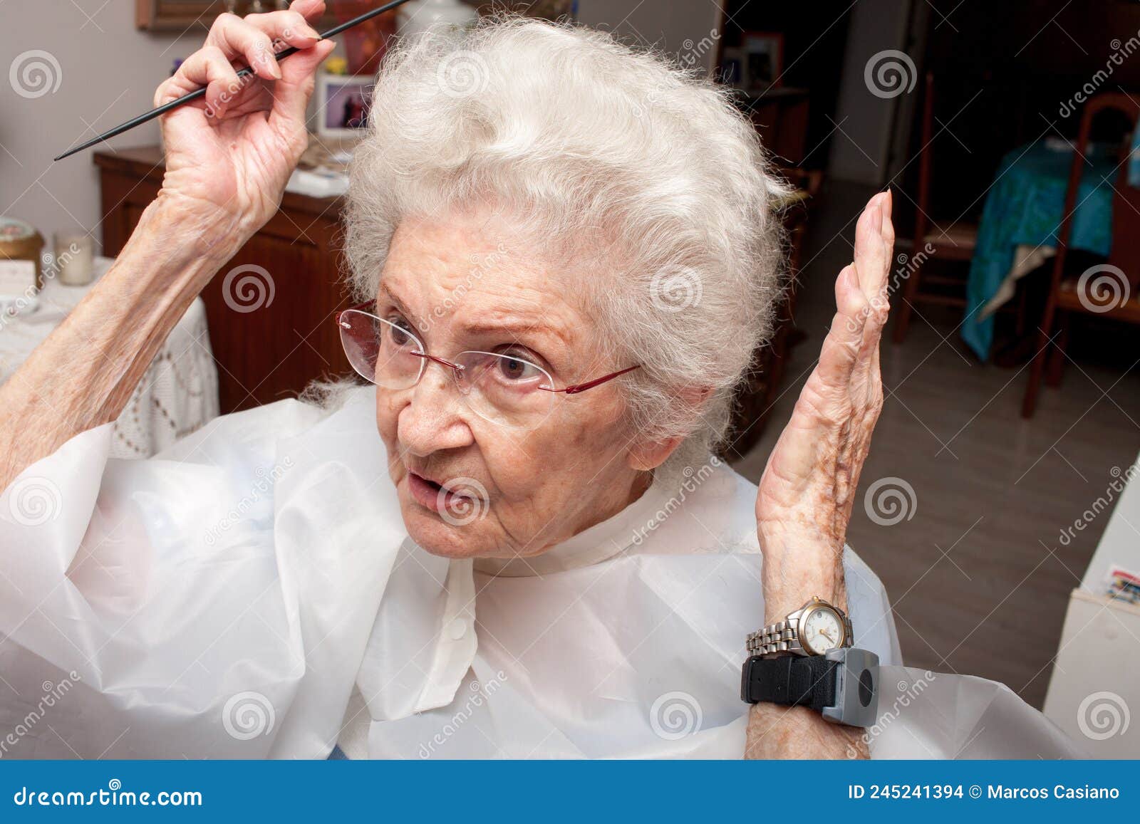 Senhora Idosa Que Corta O Cabelo Foto de Stock - Imagem de tesoura ... Senhora Idosa Que Corta O Cabelo Foto de Stock - Imagem de tesoura ...