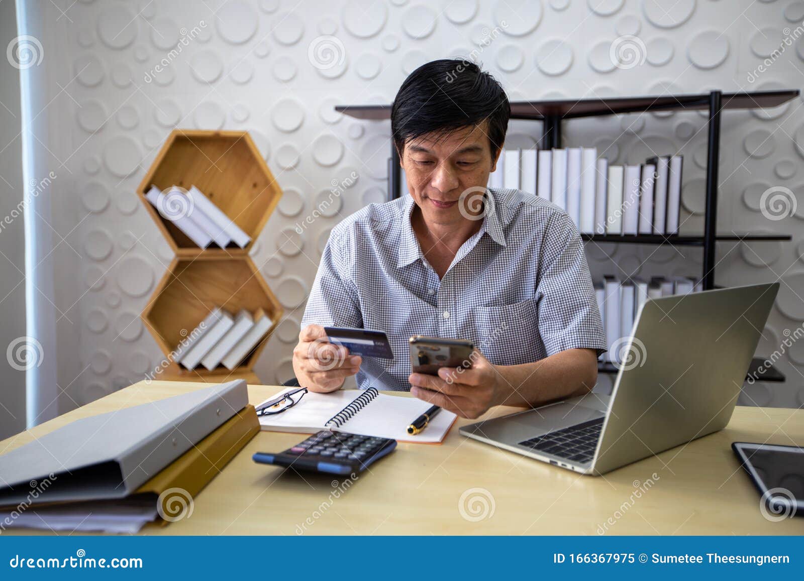 Senior Asian Man Utilizza Gli Acquisti Online Di Smartphone E Paga Con ... Senior Asian Man Utilizza Gli Acquisti Online Di Smartphone E Paga Con ...