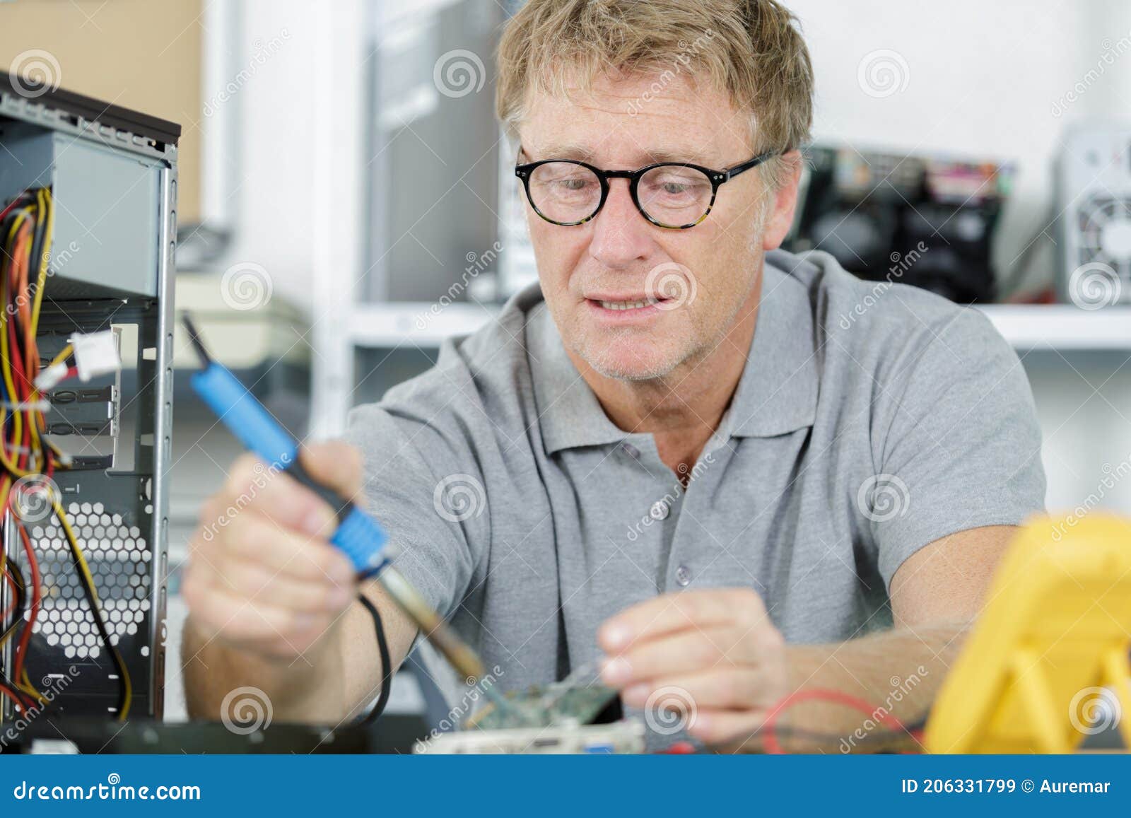 Senior Computertechniker, Der an Fehlerhafter Konsole Funktioniert ...