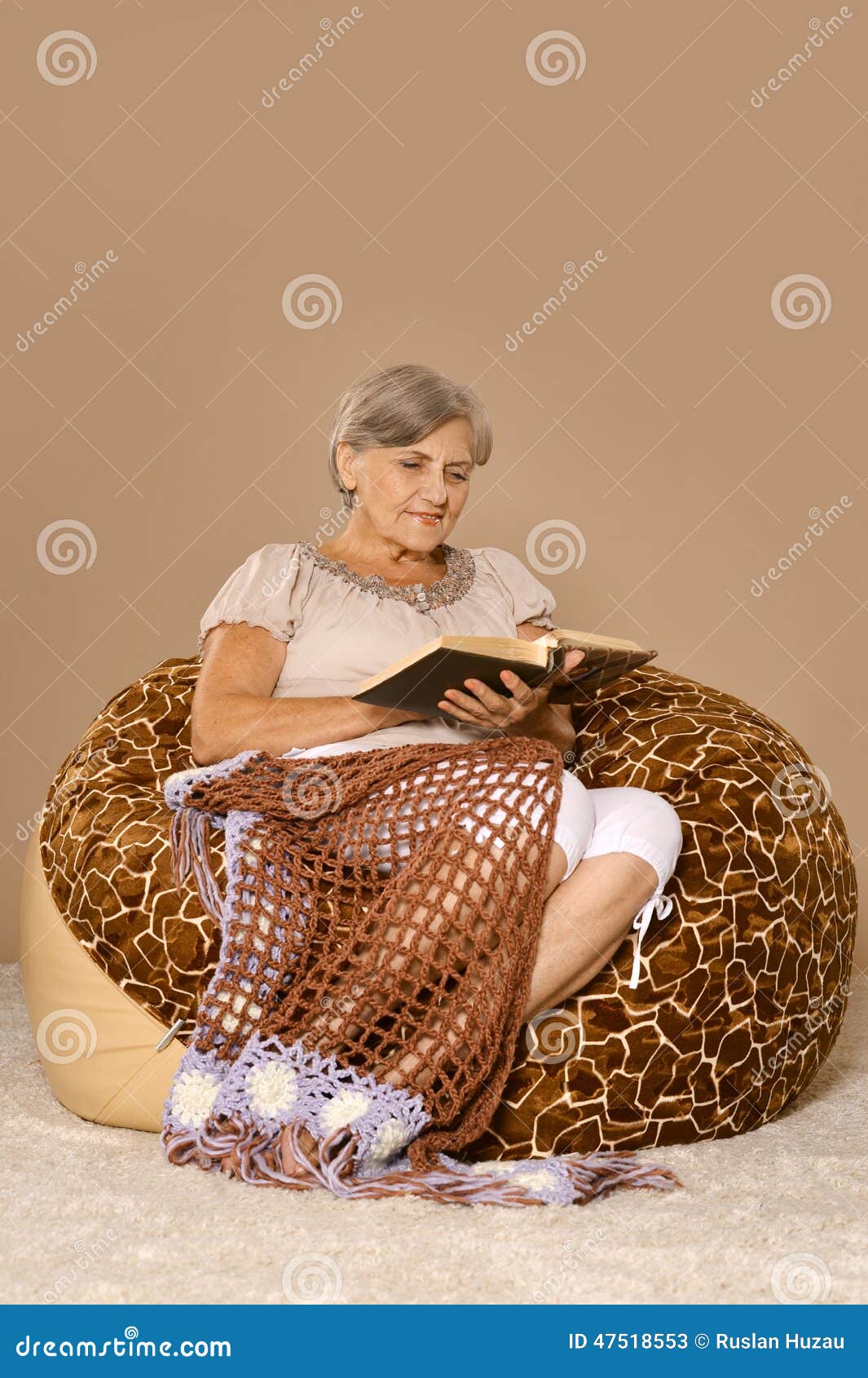 Senior lady reading stock image. Image of beauty, modern - 47518553
