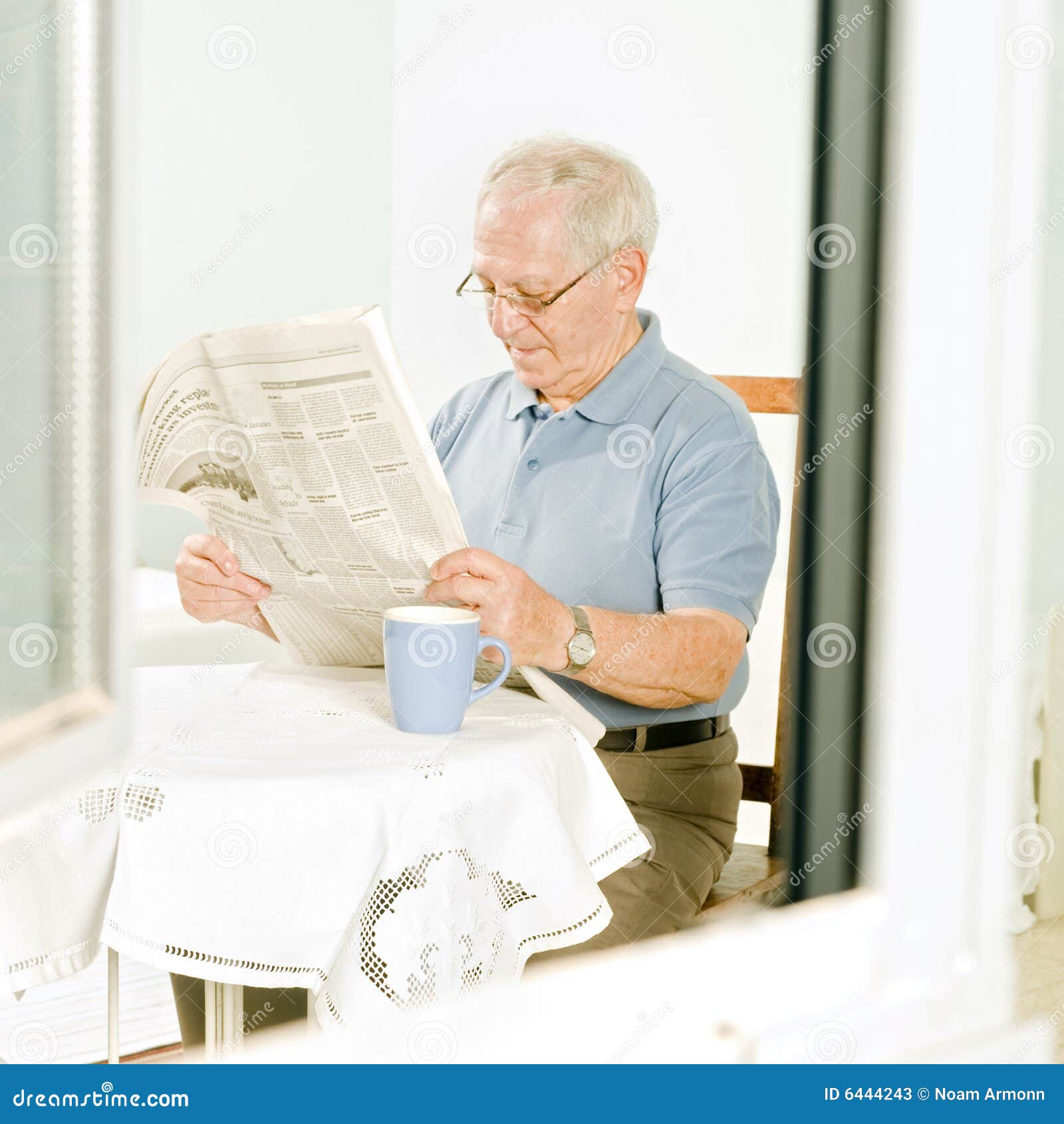 Senior reading a newspaper stock image. Image of pensioner - 6444243