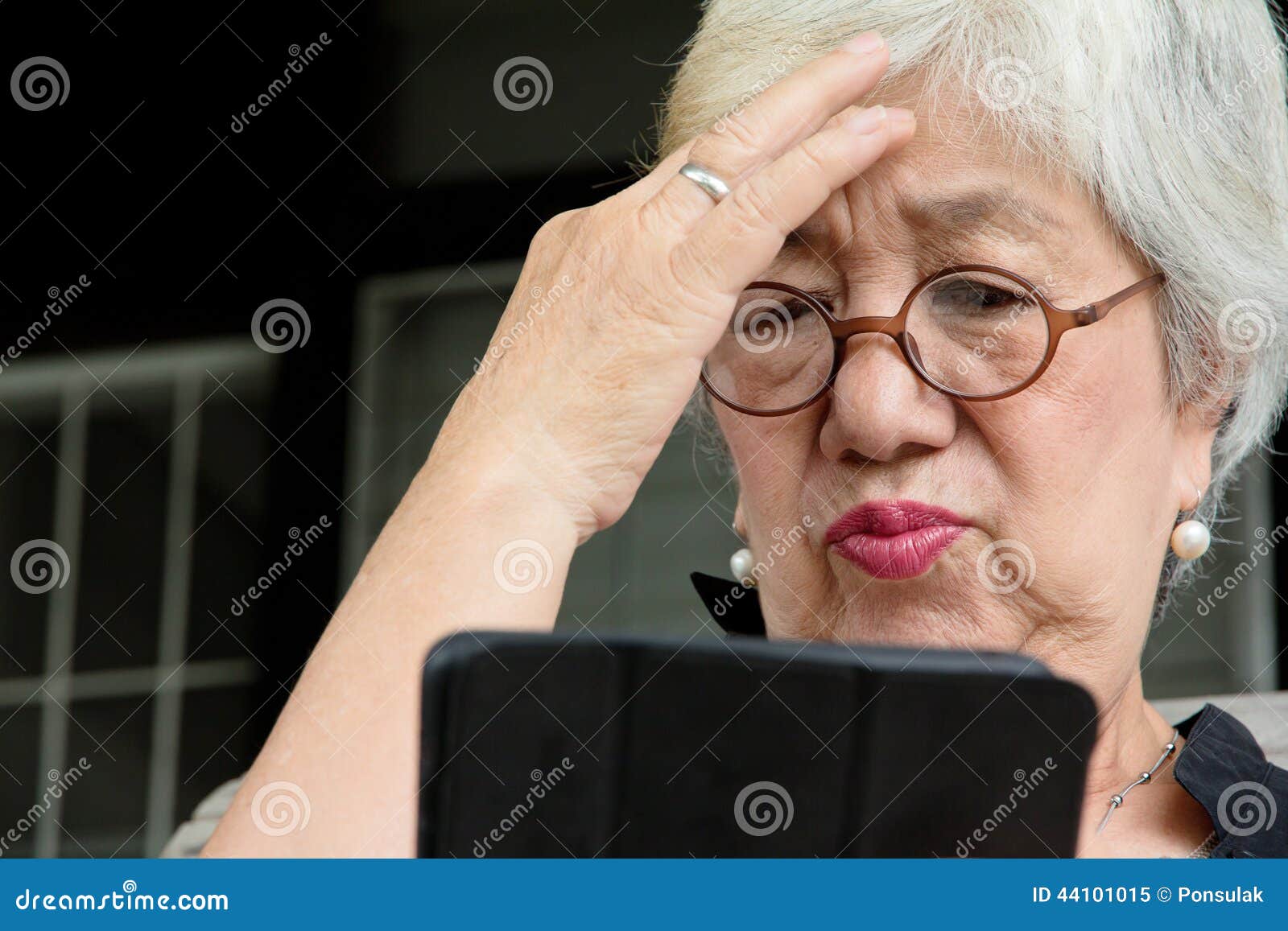 Senior woman with tablet stock image. Image of hair, people - 44101015