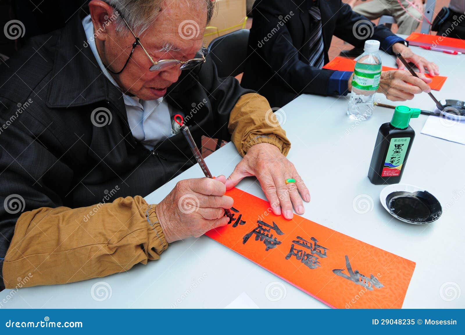 Senior Writing Greeting Paper Editorial Image - Image of street, black ...