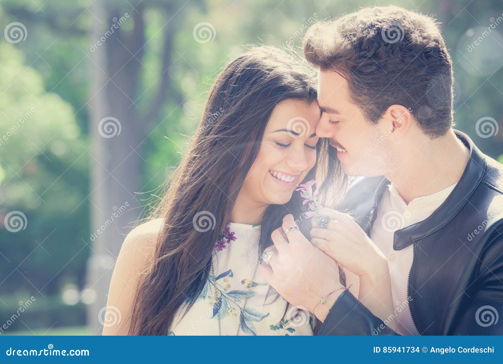 Sensación Del Amor De Los Pares Buena Armonía Cariñosa Primer Beso Foto