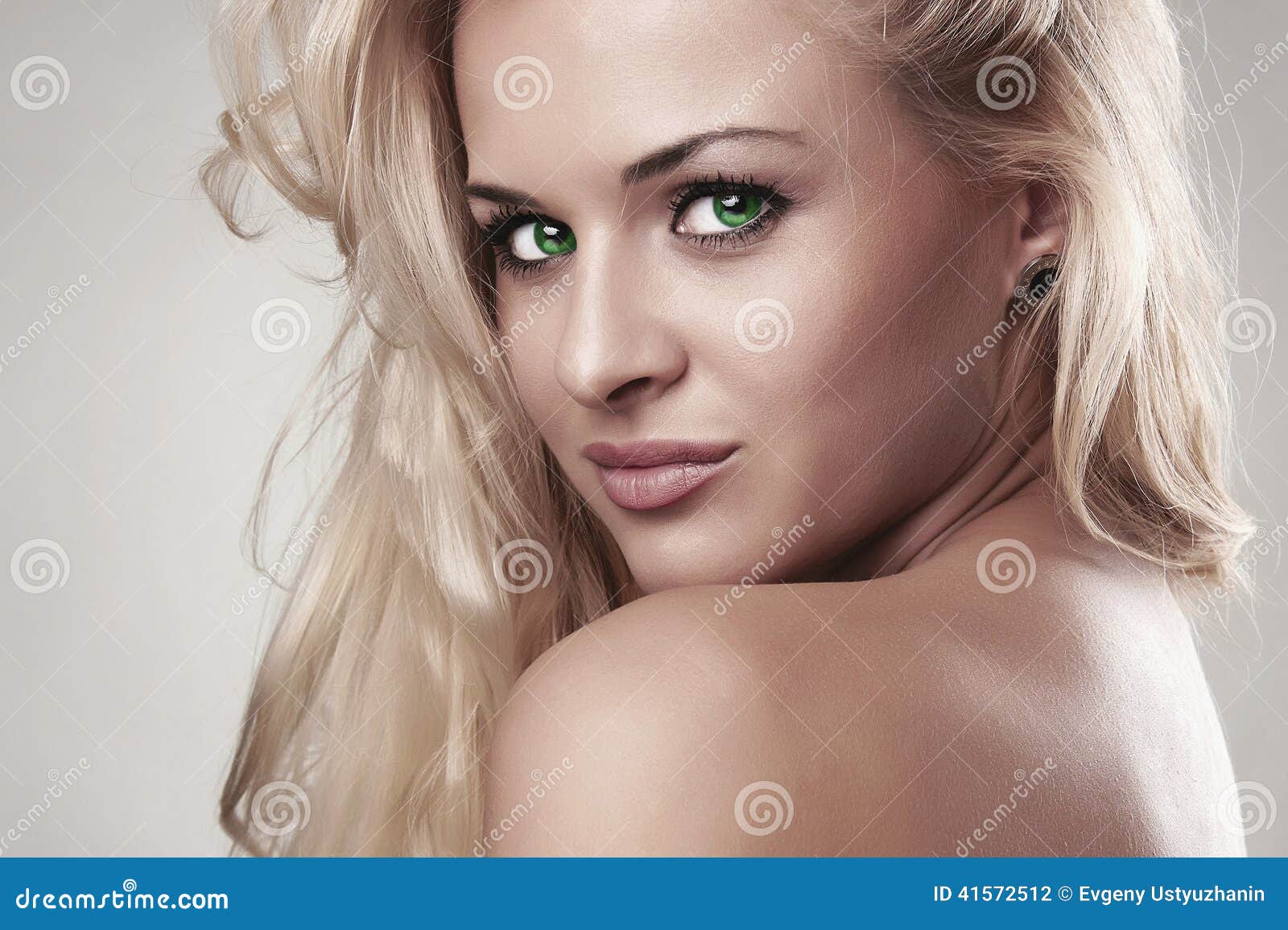 Sensitive Beautiful Blond Woman Hairstyle Salon Xy Young Girl