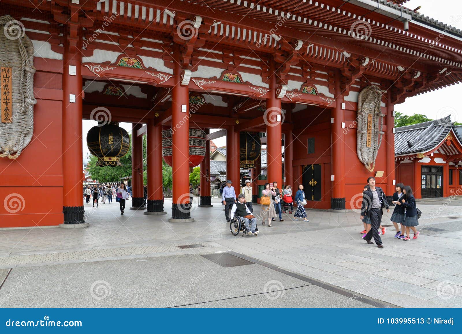 Sensoji-Tempel, Tokyo, Japan Redaktionelles Stockfoto - Bild von frauen ...
