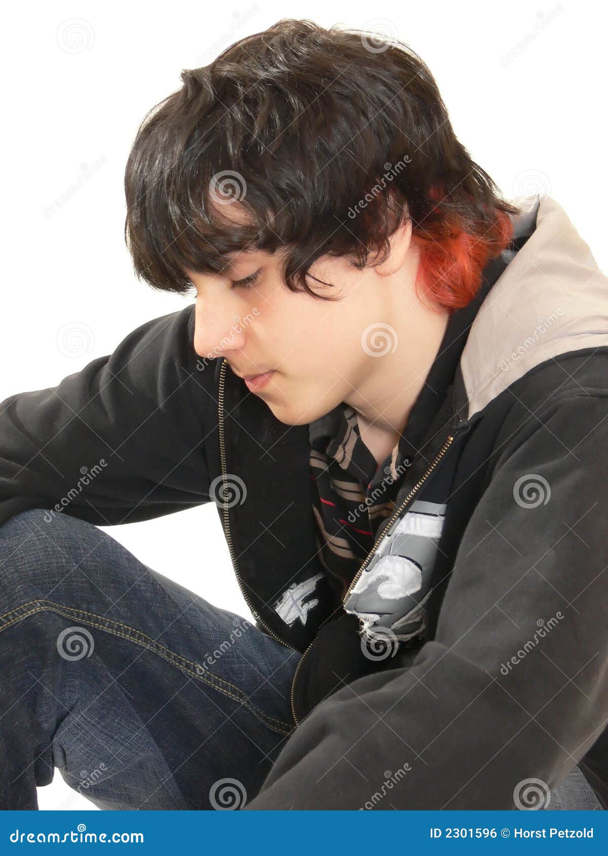 Sentada Adolescente Del Muchacho Foto de archivo - Imagen de oscuro ...