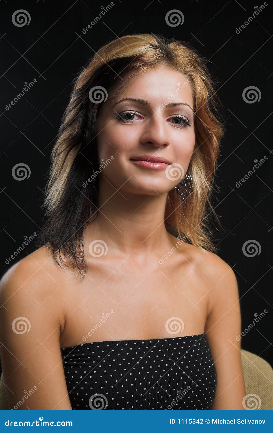 Sentada Atractiva Del Modelo Foto de archivo - Imagen de feliz, lindo ...