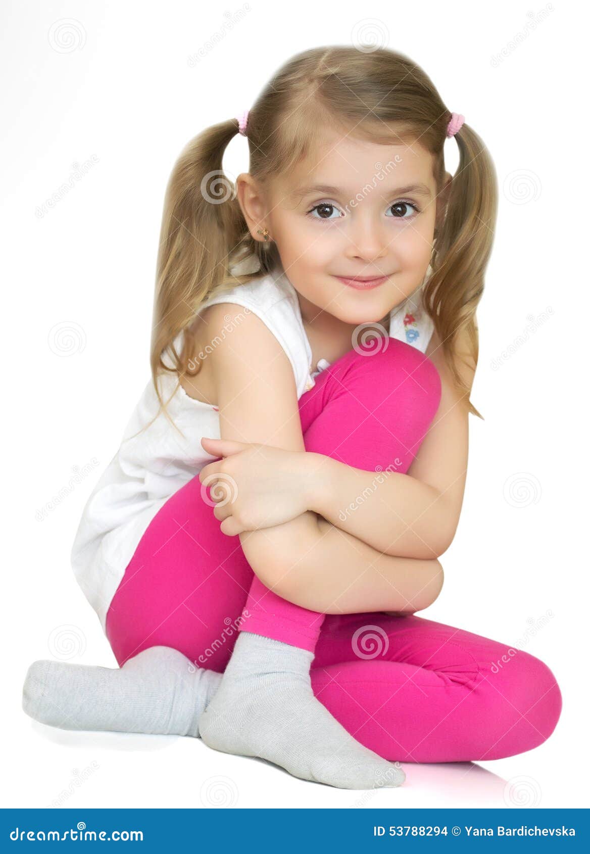 Sentada Bonita De La Niña Aislado Foto de archivo - Imagen de muchacha ...