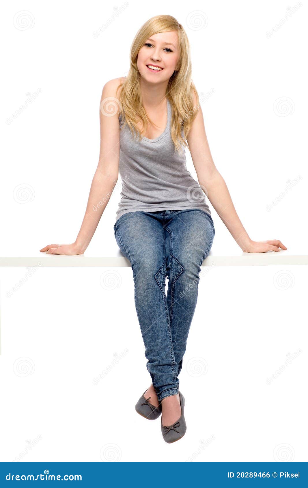 Sentada de la mujer joven foto de archivo. Imagen de positivo - 20289466