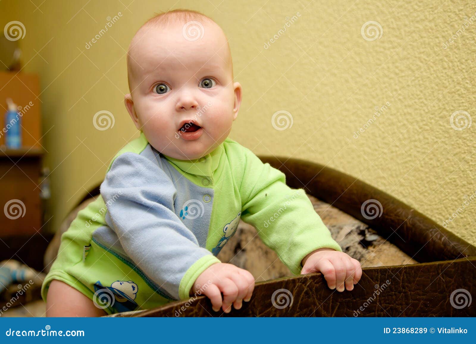 Sentada del bebé imagen de archivo. Imagen de manos, bebé - 23868289