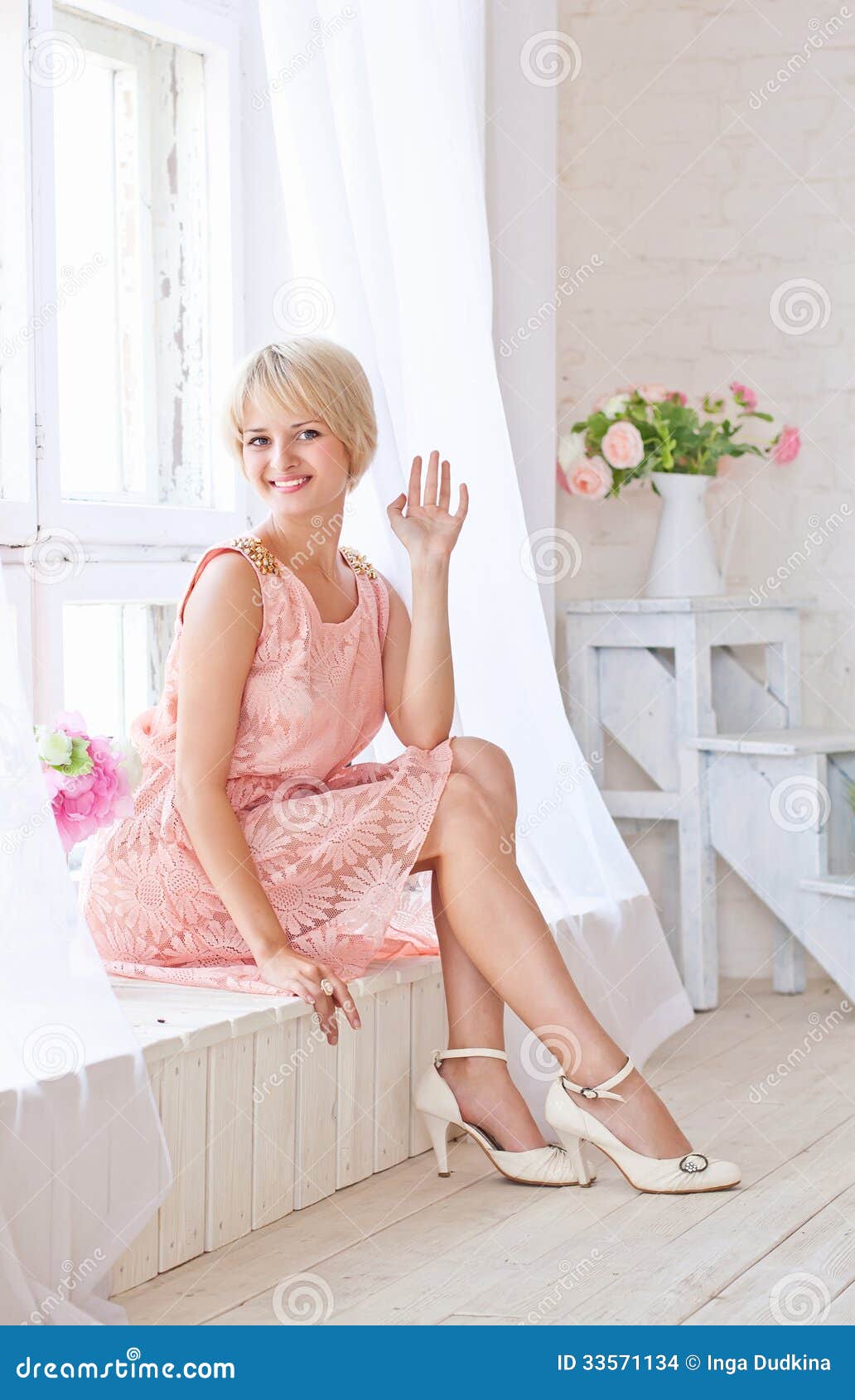 Sentada Hermosa De La Muchacha Foto de archivo - Imagen de blanco ...