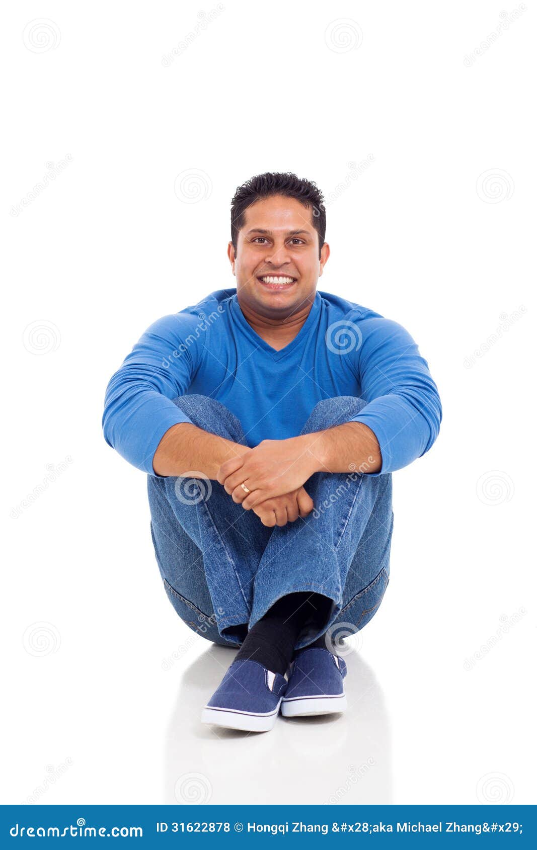 Sentada india del hombre foto de archivo. Imagen de azul - 31622878