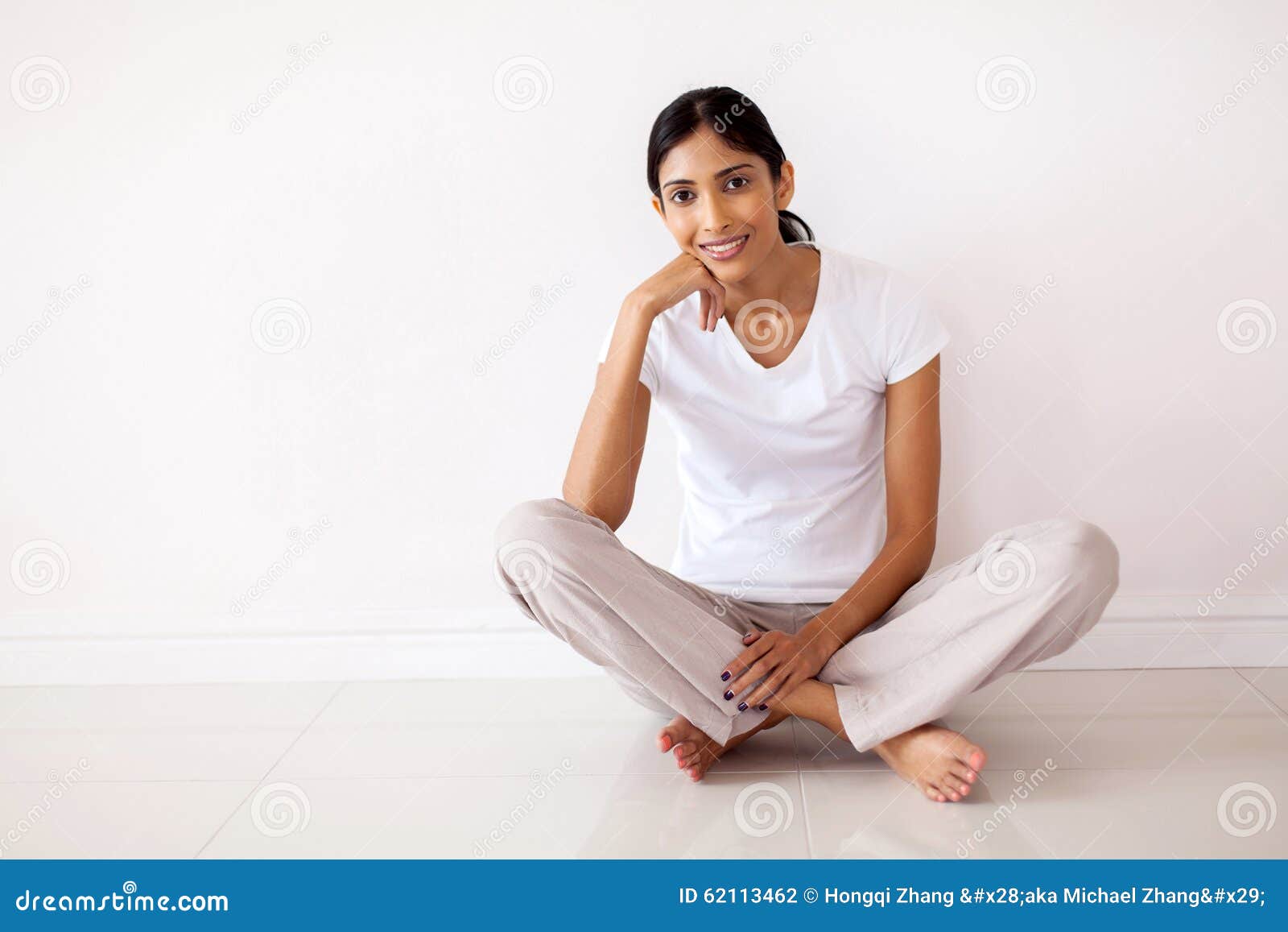 Sentada India Joven De La Mujer Foto de archivo - Imagen de nuevo ...