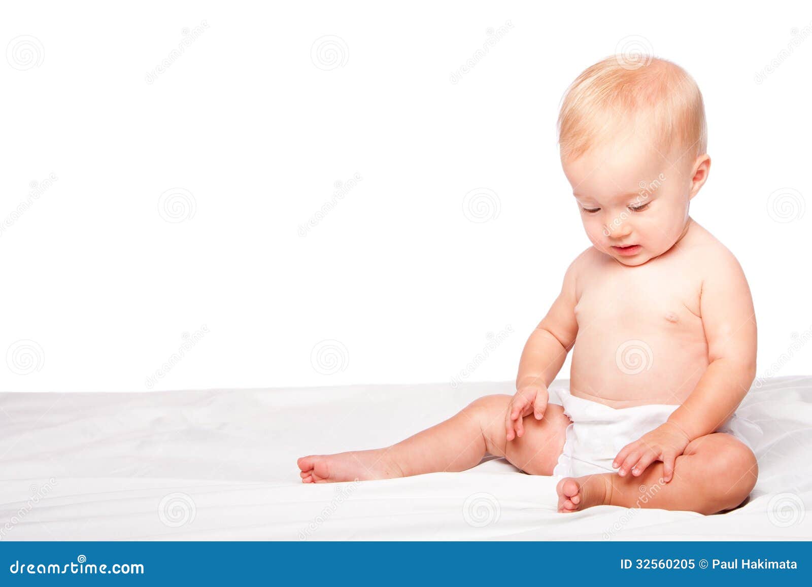 Sentada Infantil Del Bebé Solo Lindo Imagen de archivo - Imagen de ...