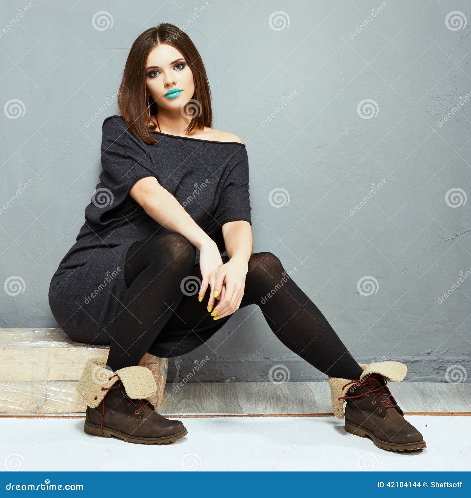 Sentada Modelo De La Mujer De La Moda Grunge Foto de archivo - Imagen ...