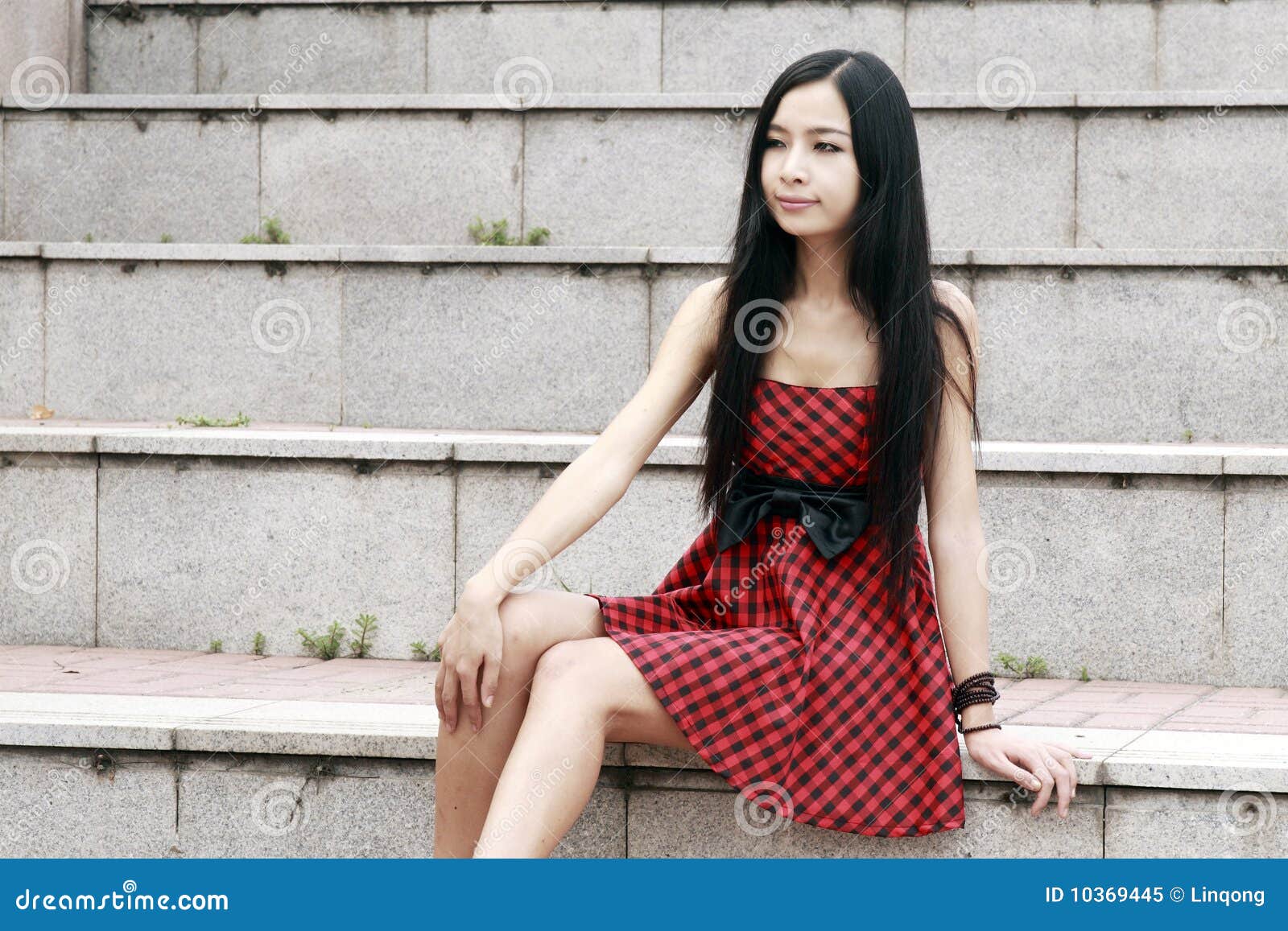 Sentada Modelo Joven En Las Escaleras Imagen de archivo - Imagen de ...