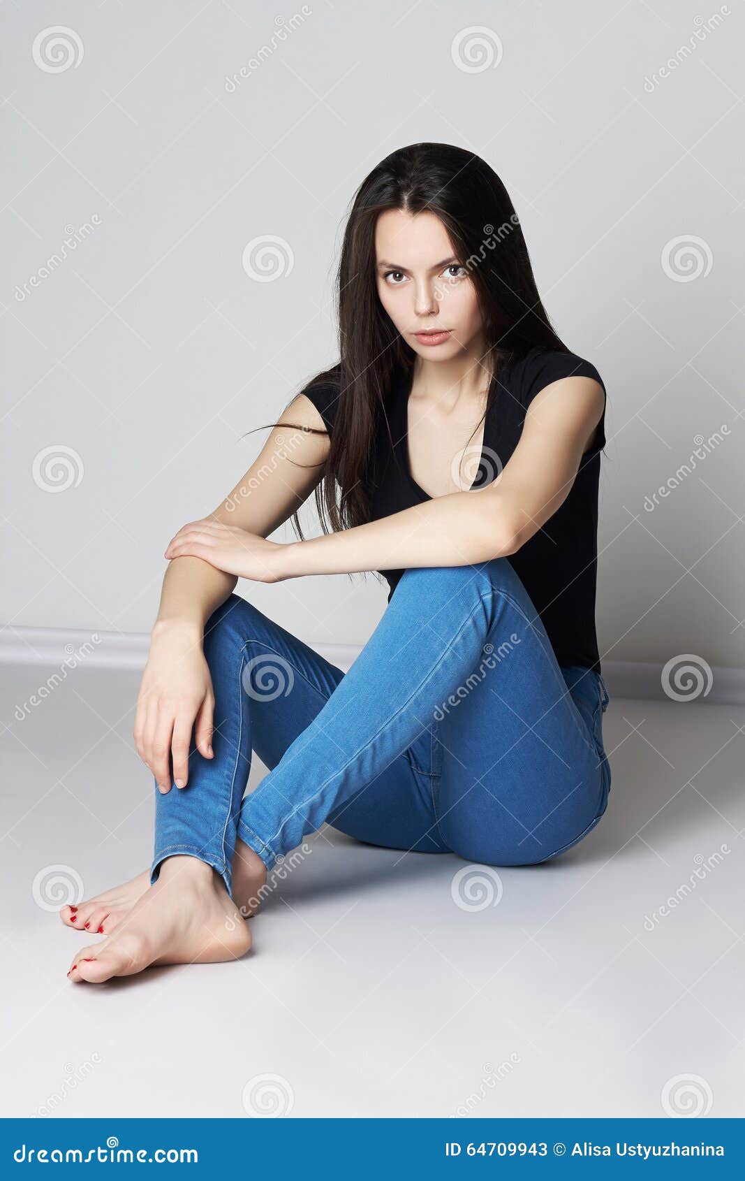 Sentada Modelo Joven En Un Piso Imagen de archivo - Imagen de primer ...