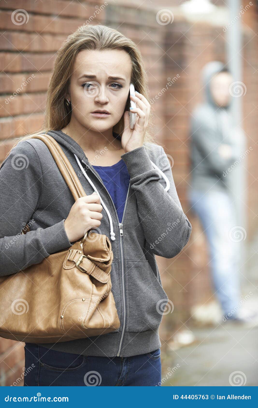 Sentimento Do Adolescente Intimidado Como Anda Em Casa Imagem de Stock ...