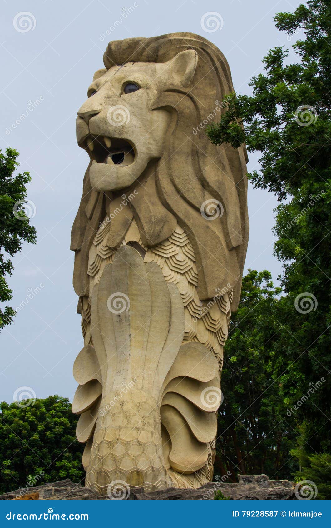 Sentosa Merlion editorial photography. Image of cloud - 79228587