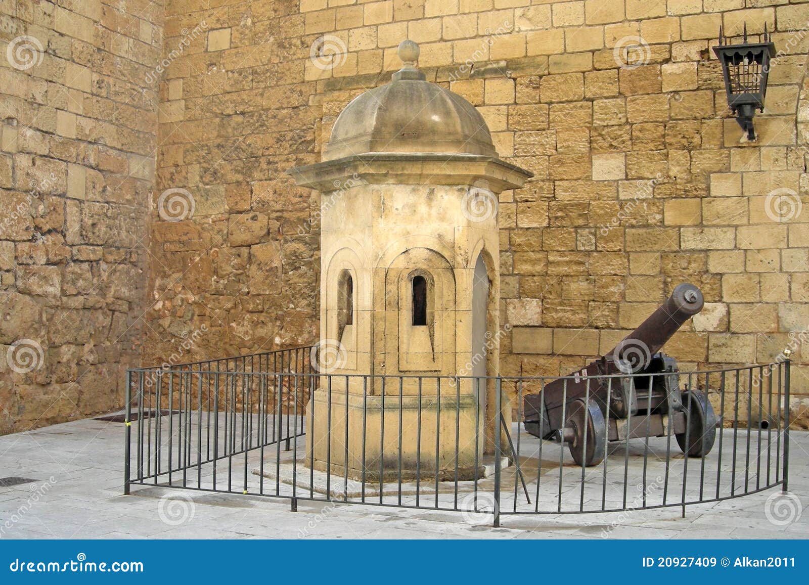 Sentry box with cannon stock image. Image of roof, cathedral - 20927409