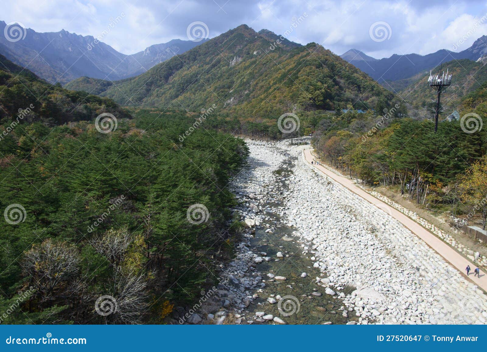Seoraksan River Pathway editorial photography. Image of korea - 27520647