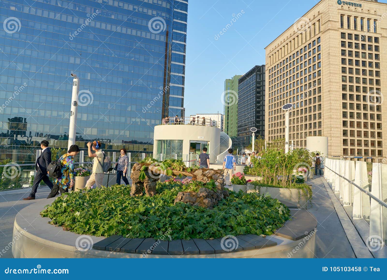 Seoul 7017 Skypark foto de stock editorial. Imagem de povos - 105103458