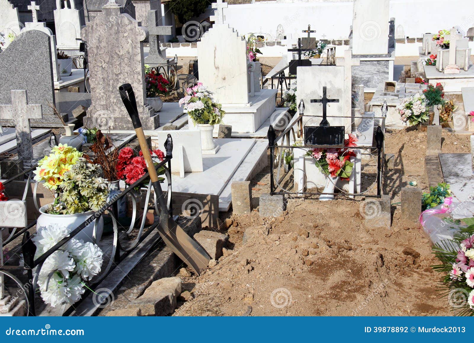 Sepulcro en cementerio foto de archivo. Imagen de vivir - 39878892